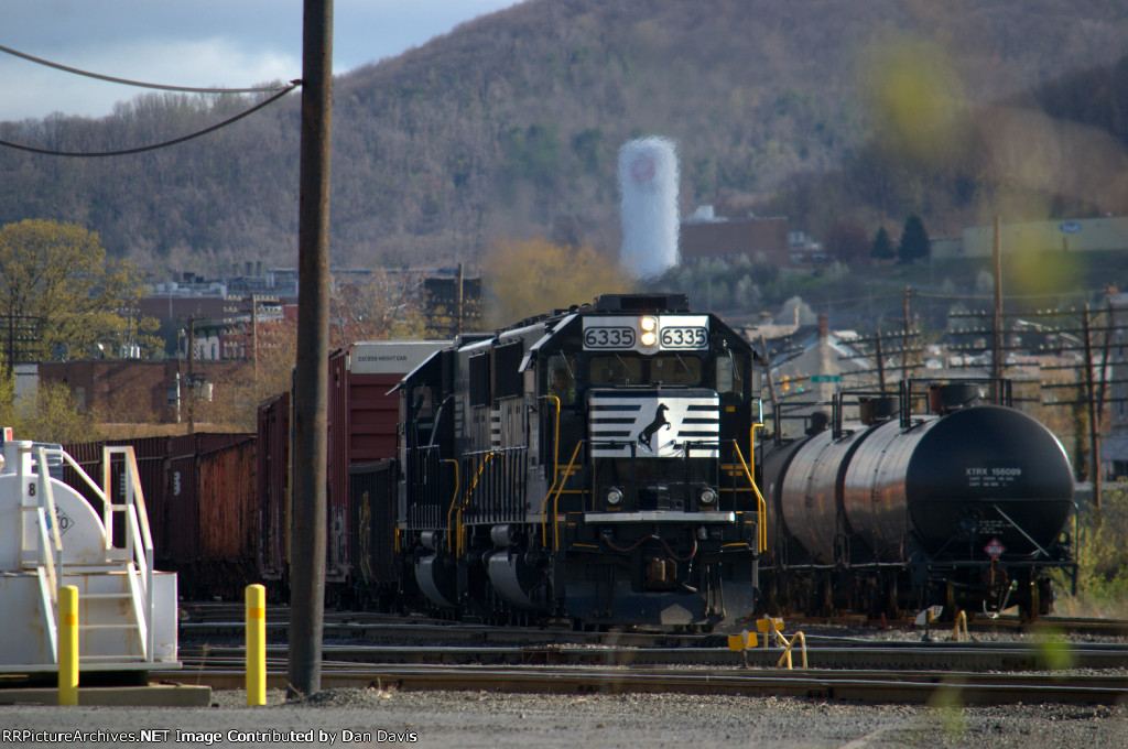 SD40Es work Spring Street